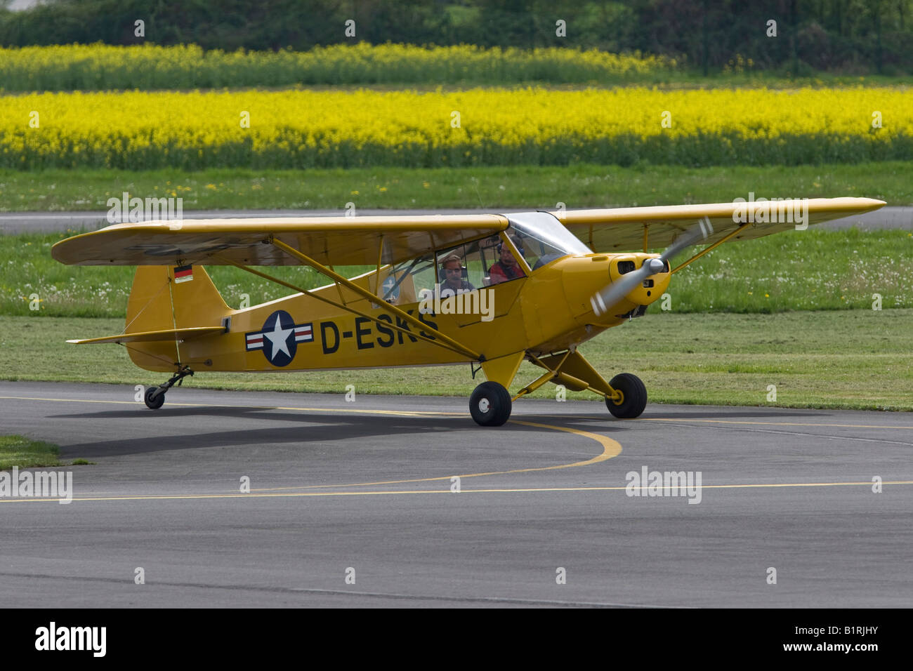 Small, single-engined sports plane taxiing on the runway of Egelsbach ...