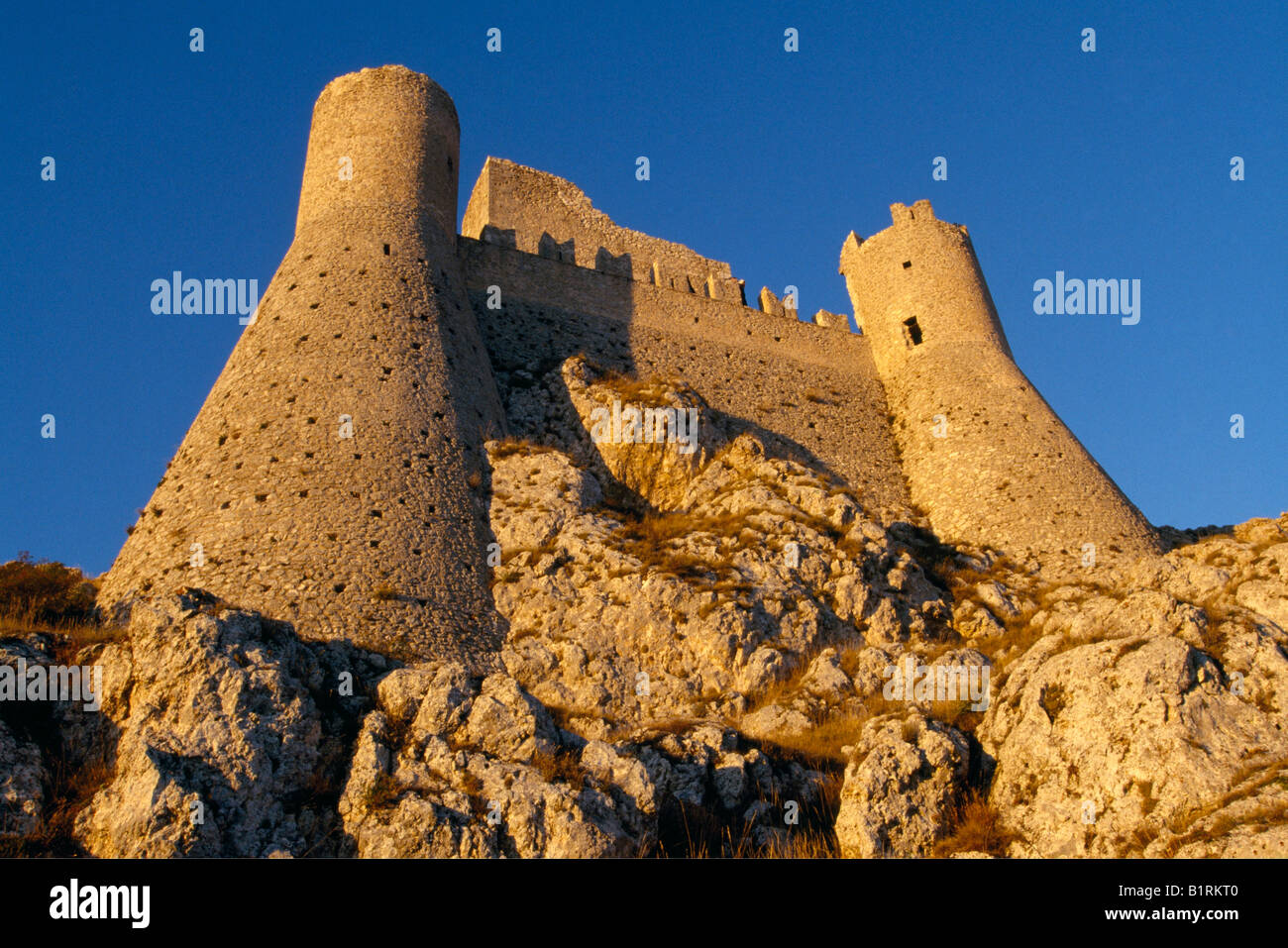 Rocca Calascio, Castel del Monte, Abruzzo, Italy Stock Photo - Alamy