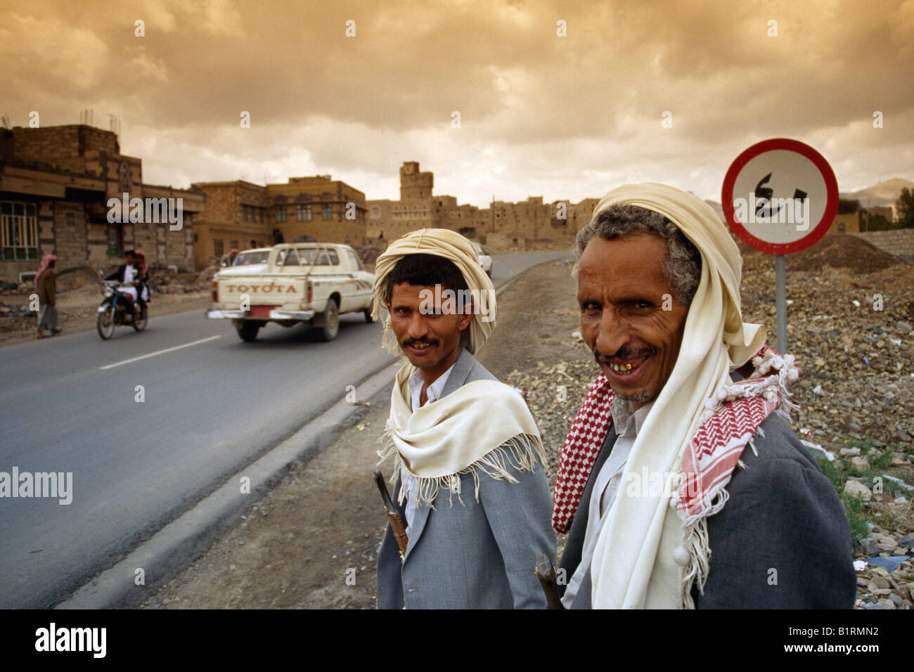 Arab men sanaa yemen road hi-res stock photography and images - Alamy