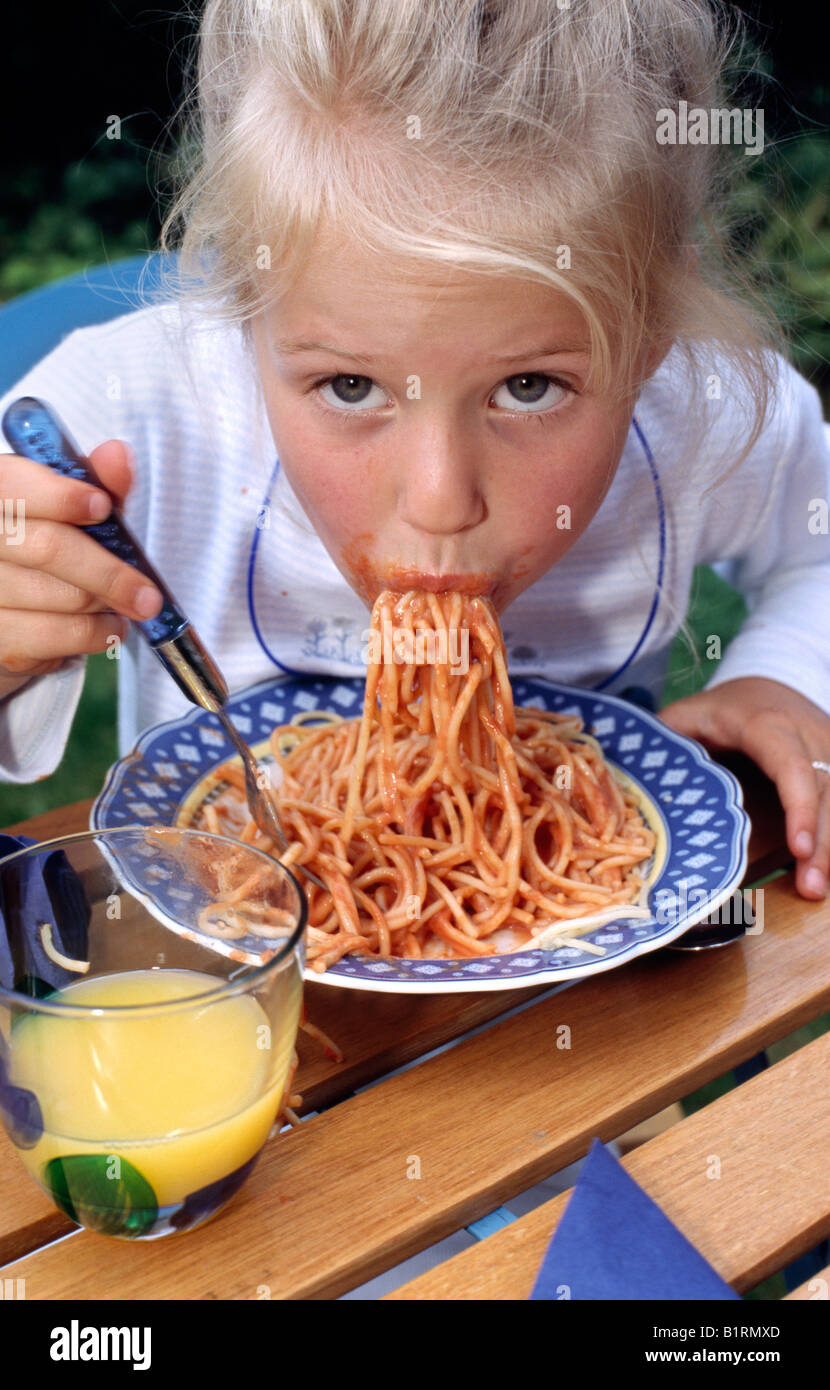 Eating spaghetti, girl Stock Photo - Alamy