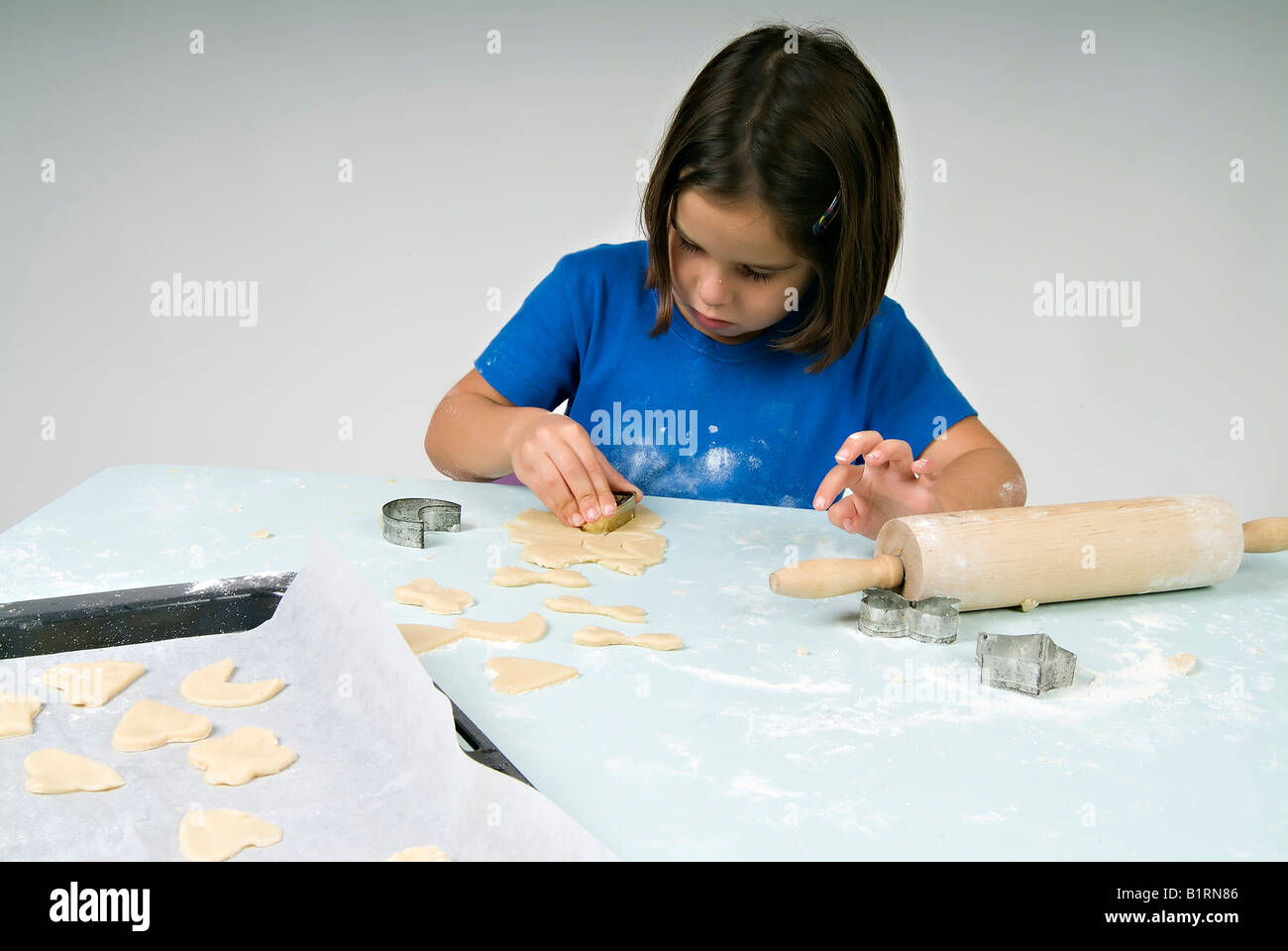 little girl making cookies Stock Photo - Alamy