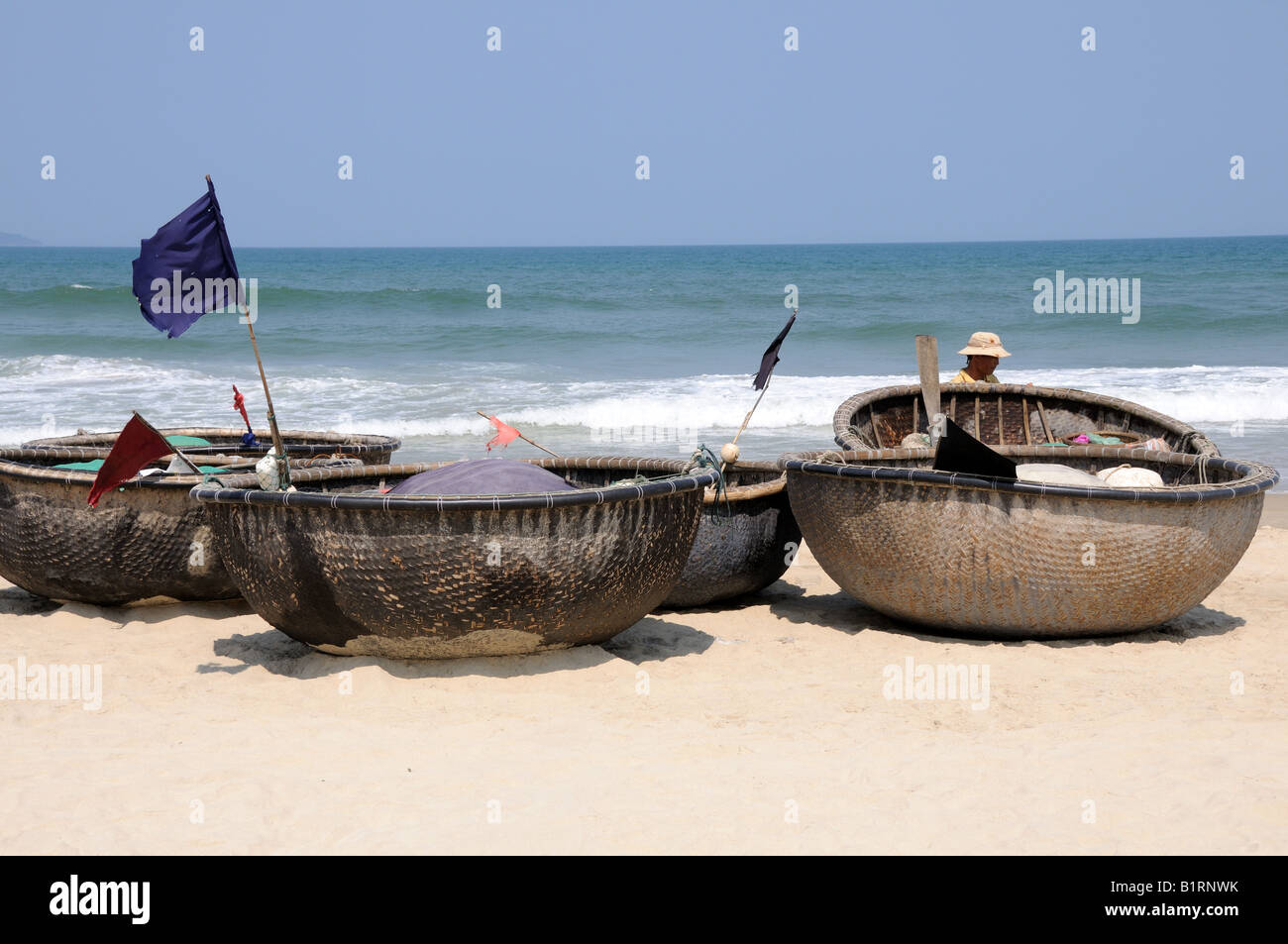 Coracle fishing boat hi-res stock photography and images - Alamy