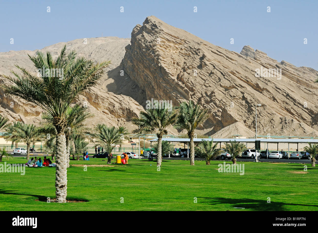 Mount Jebel Hafeet, highest mountain in Abu Dhabi and Green Mubazzarah ...