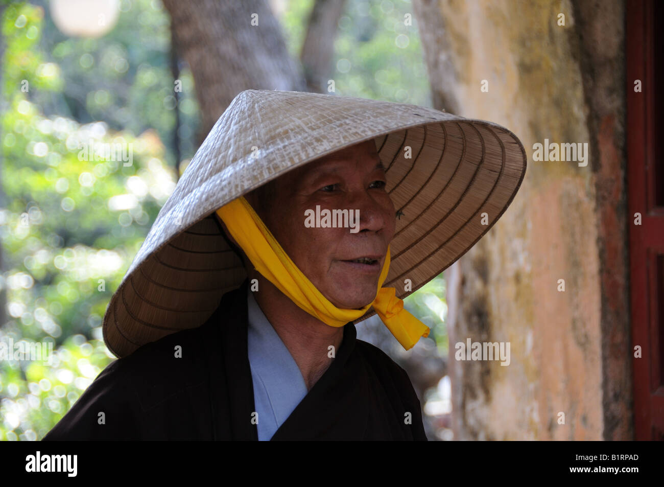 Kind face of a monk at a Buddhist temple Stock Photo - Alamy