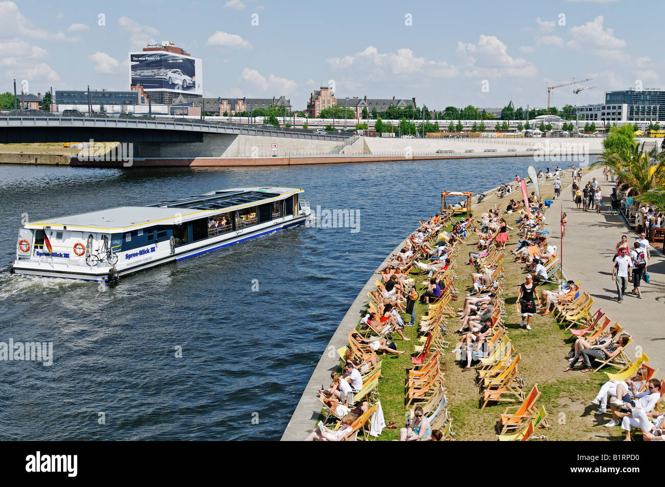 Capital Beach Bar on the bank of the Spree River, Regierungsviertel ...