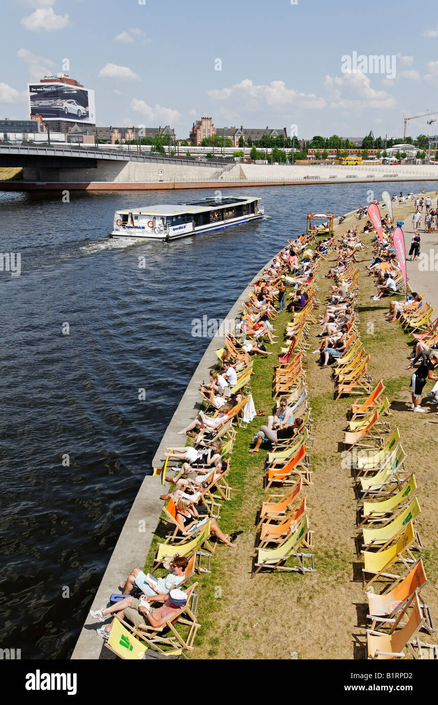 Capital Beach Bar on the bank of the Spree River, Regierungsviertel ...