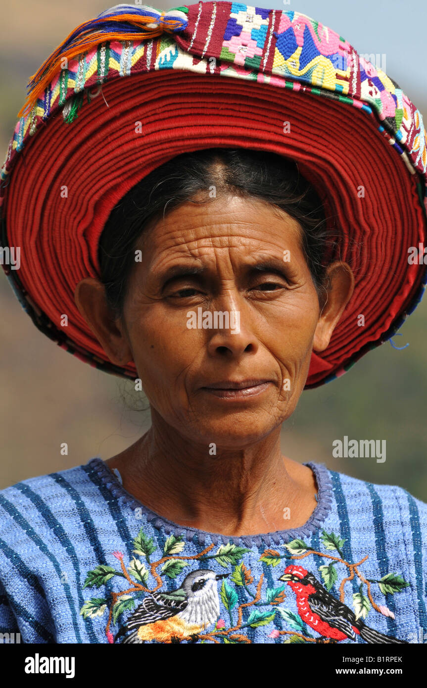 Old indigenous woman indigenous woman from guatemala hi-res stock ...
