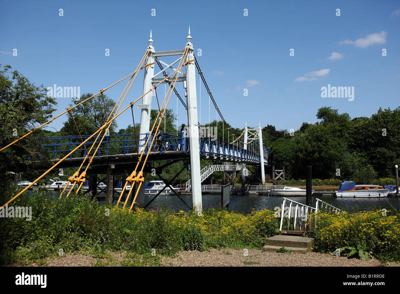 Victorian footbridge spanning the River Thames Stock Photo - Alamy
