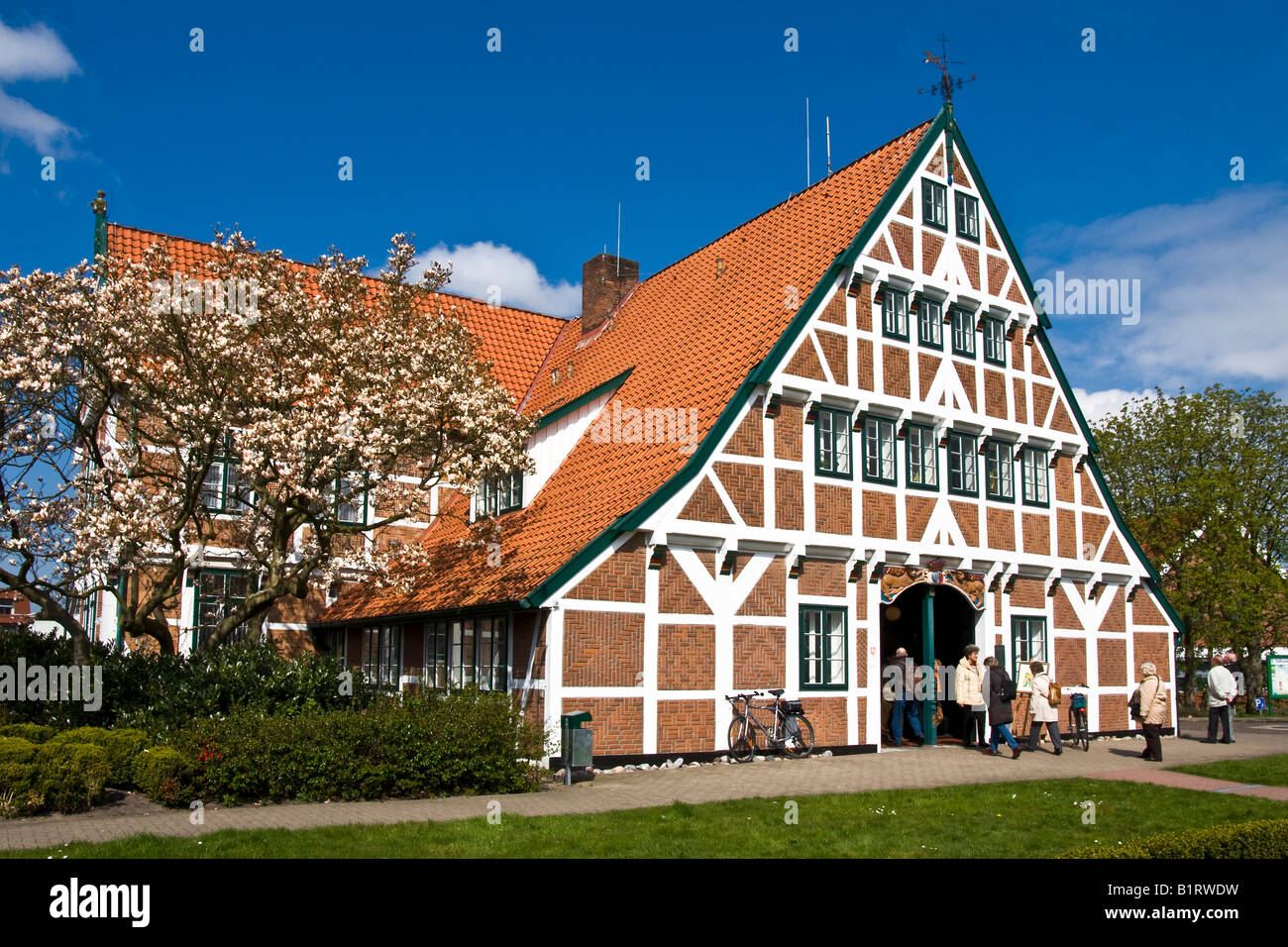 Timber frame hall hi-res stock photography and images - Alamy