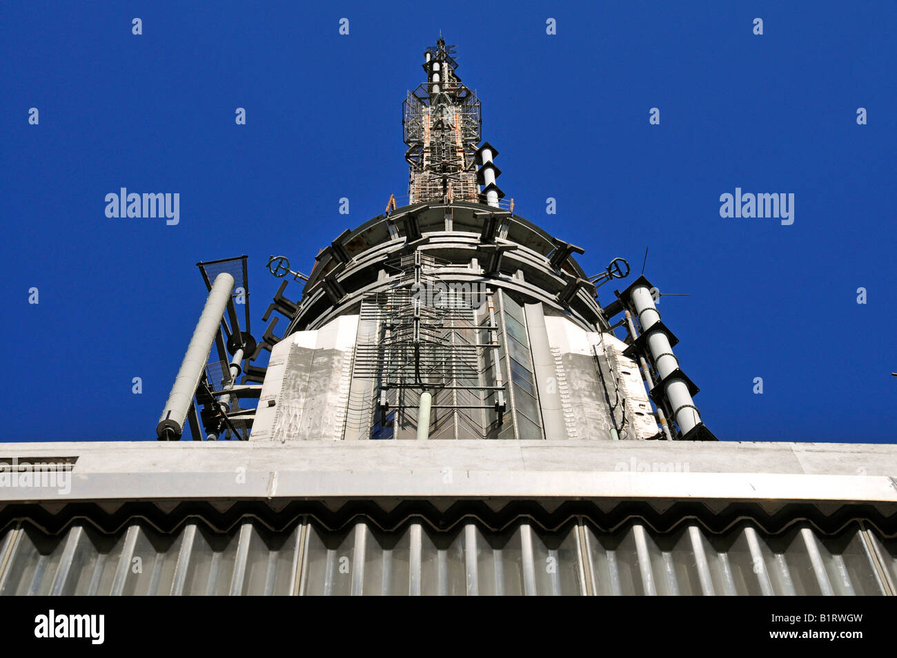 Communications devices on the top of the Empire State Building ...