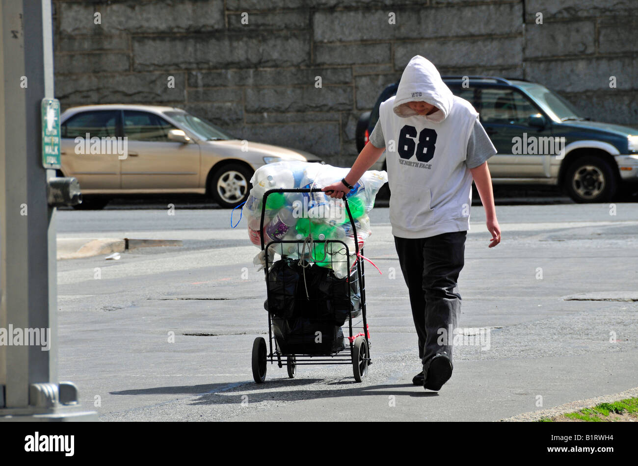 Man who makes his living collecting and selling recyclable garbage ...