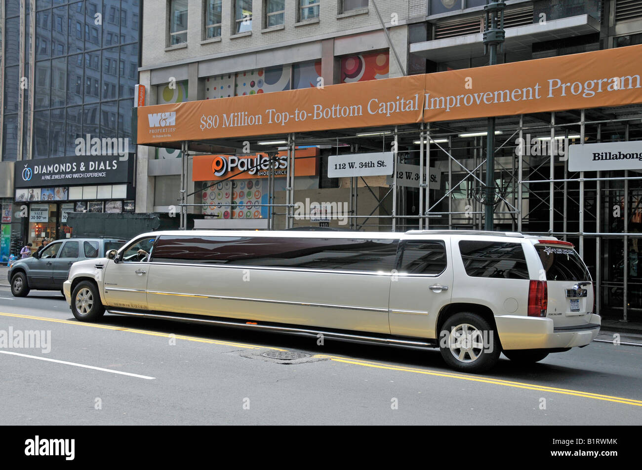 Stretched limo hi-res stock photography and images - Alamy