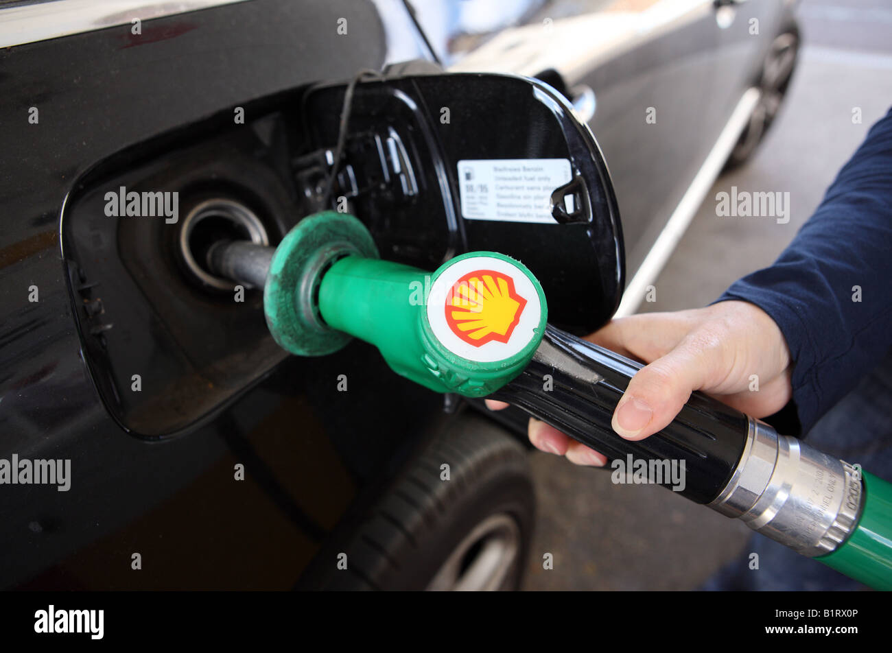 A four wheel drive SUV being filled up with fuel Stock Photo - Alamy