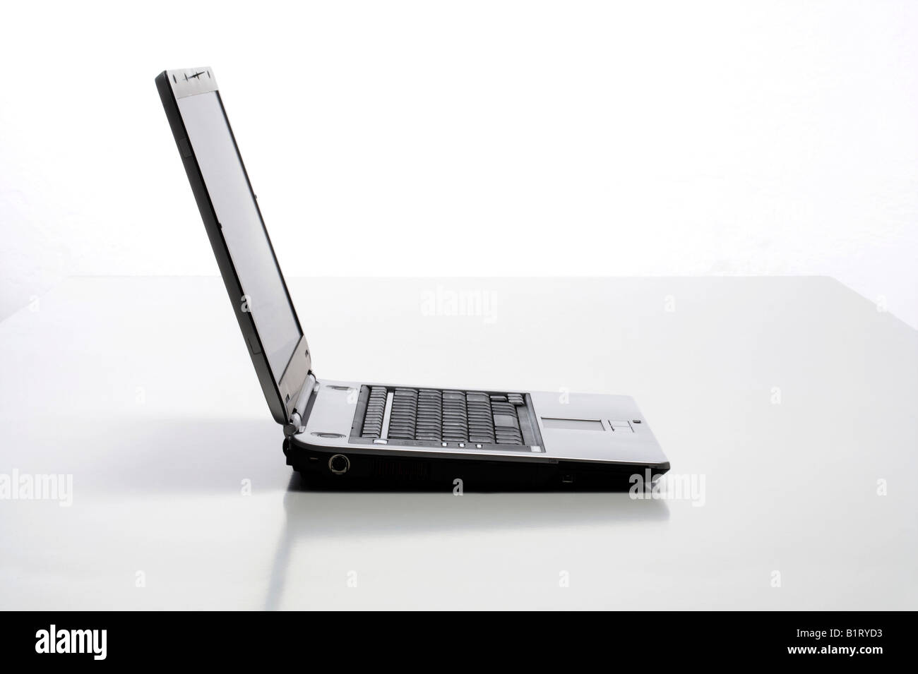 Offener pc hi-res stock photography and images - Alamy