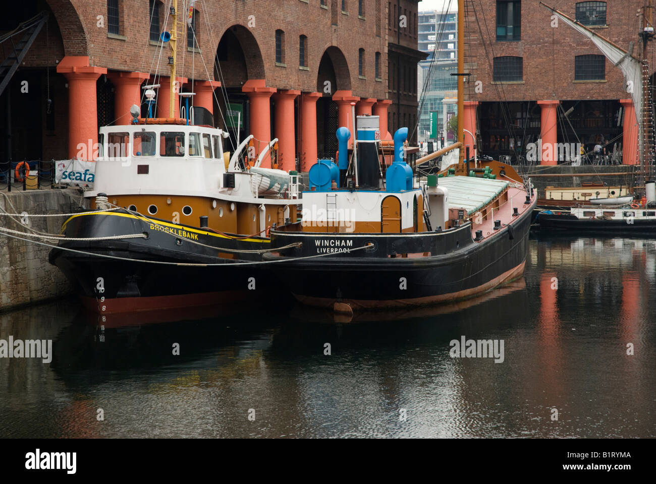 Tug boat and boats in Albert Dock Stock Photo - Alamy