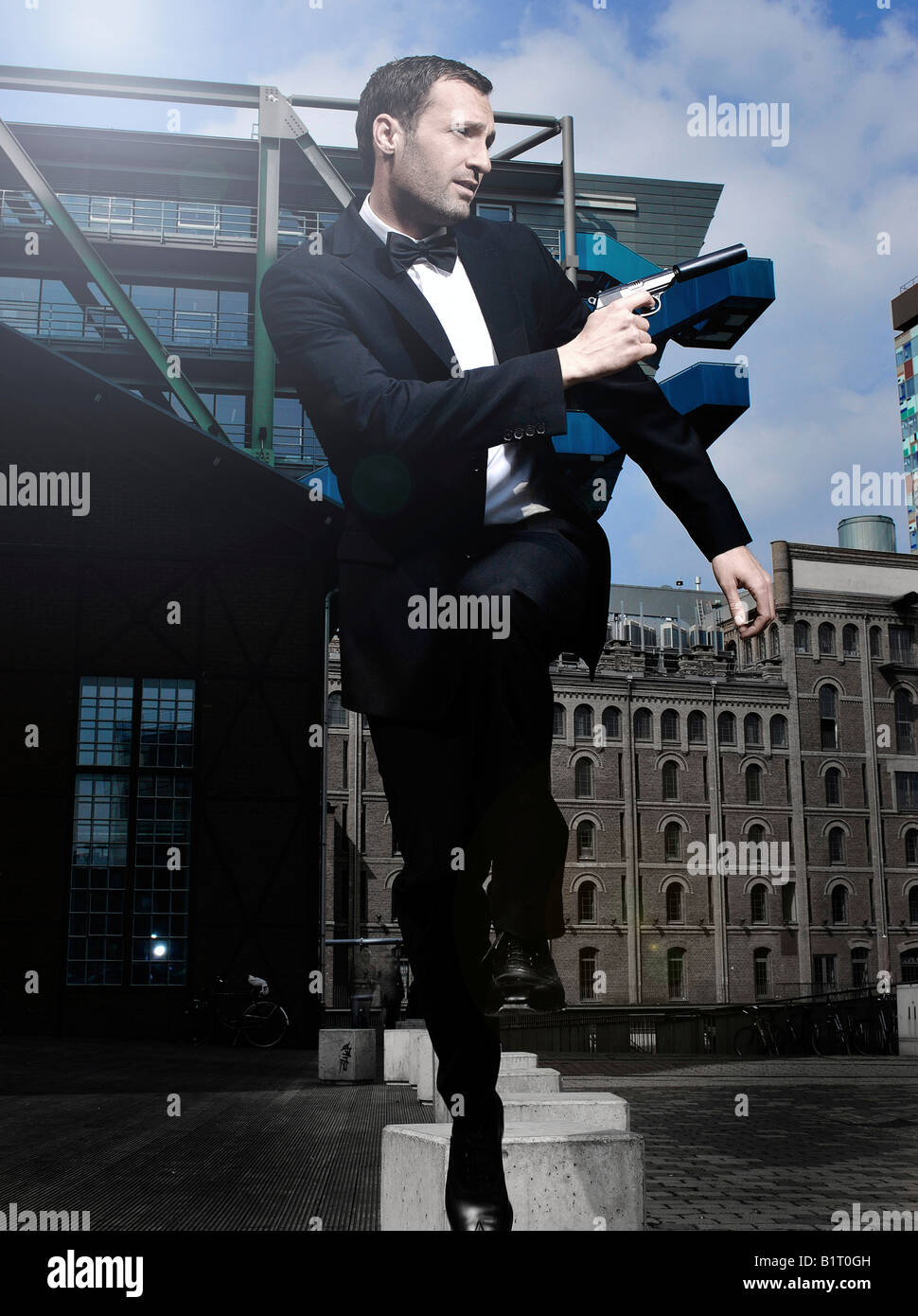 James bond pose gun hi-res stock photography and images - Alamy