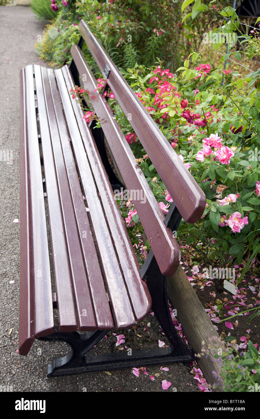 OLD FASHIONED SEATING BENCH AT A RAILWAY STATION Stock Photo - Alamy