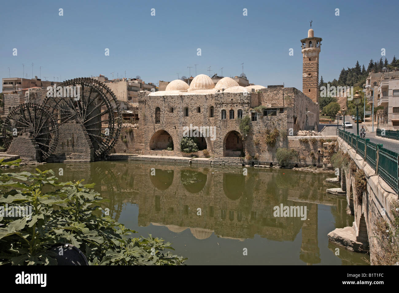 Hama Syria Noria waterwheel and Nur Ad-Din mosque Stock Photo - Alamy