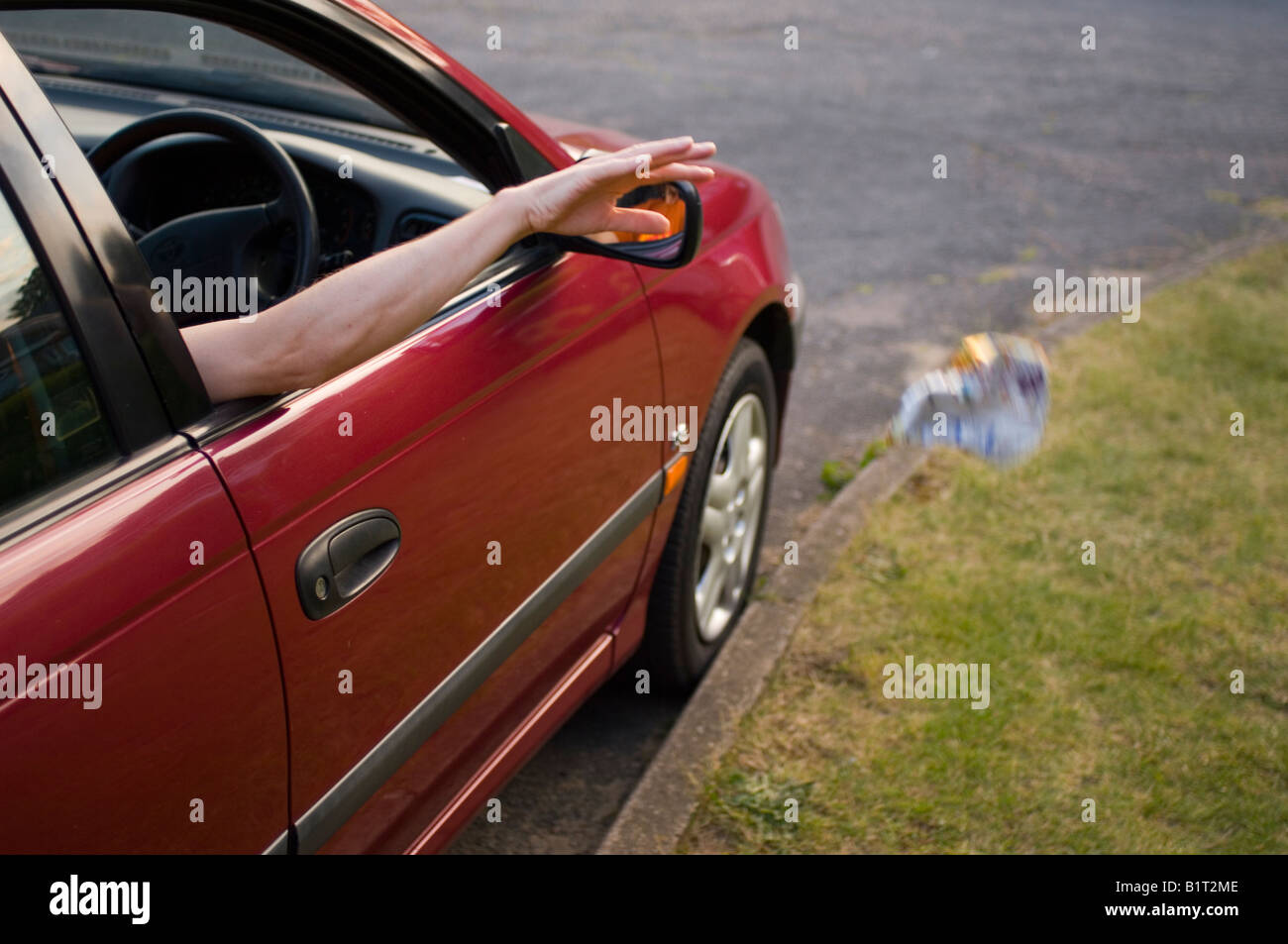 Throwing rubbish out of car hi-res stock photography and images - Alamy