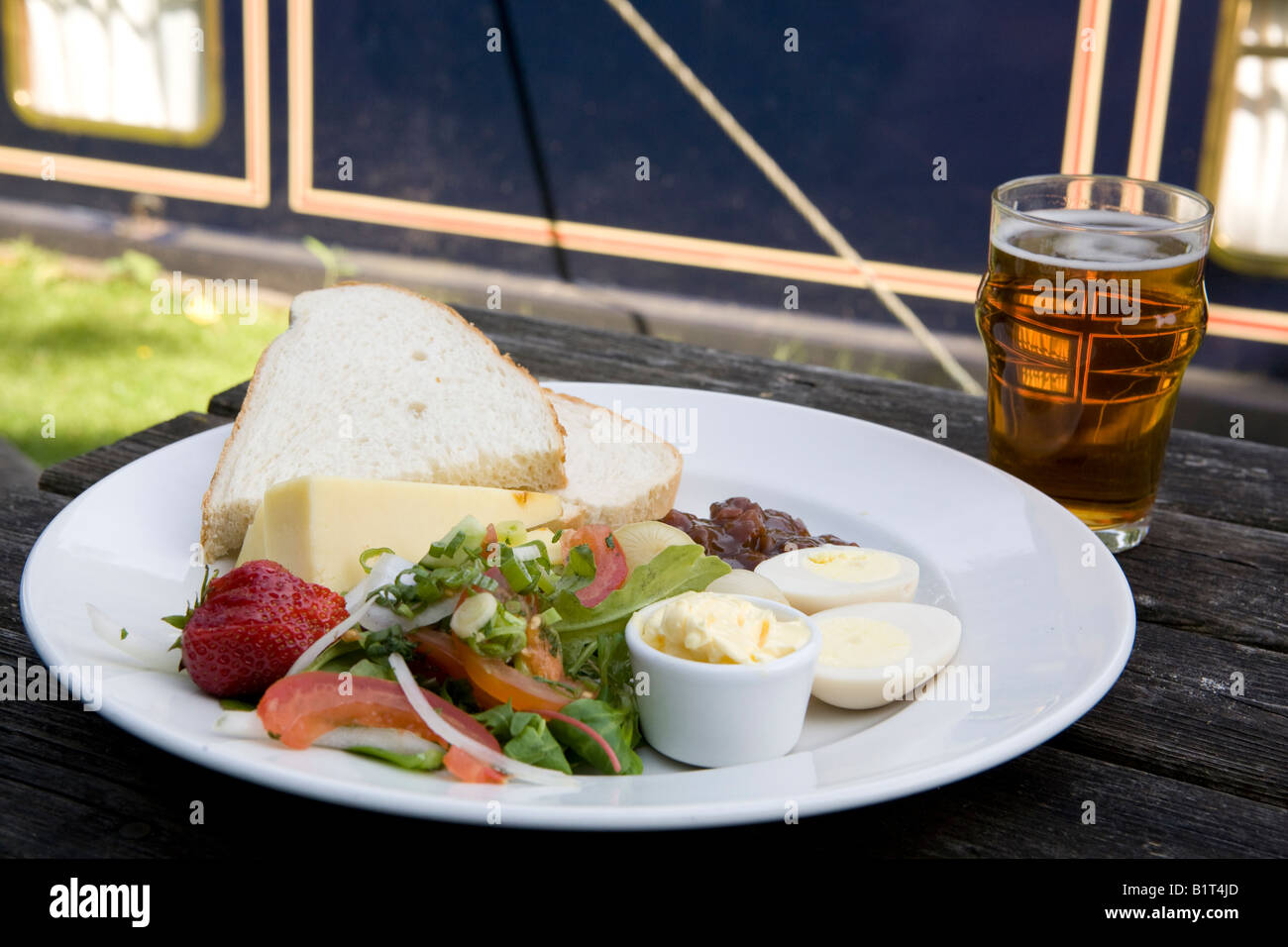 Ploughmans lunch ploughman's uk hi-res stock photography and images - Alamy