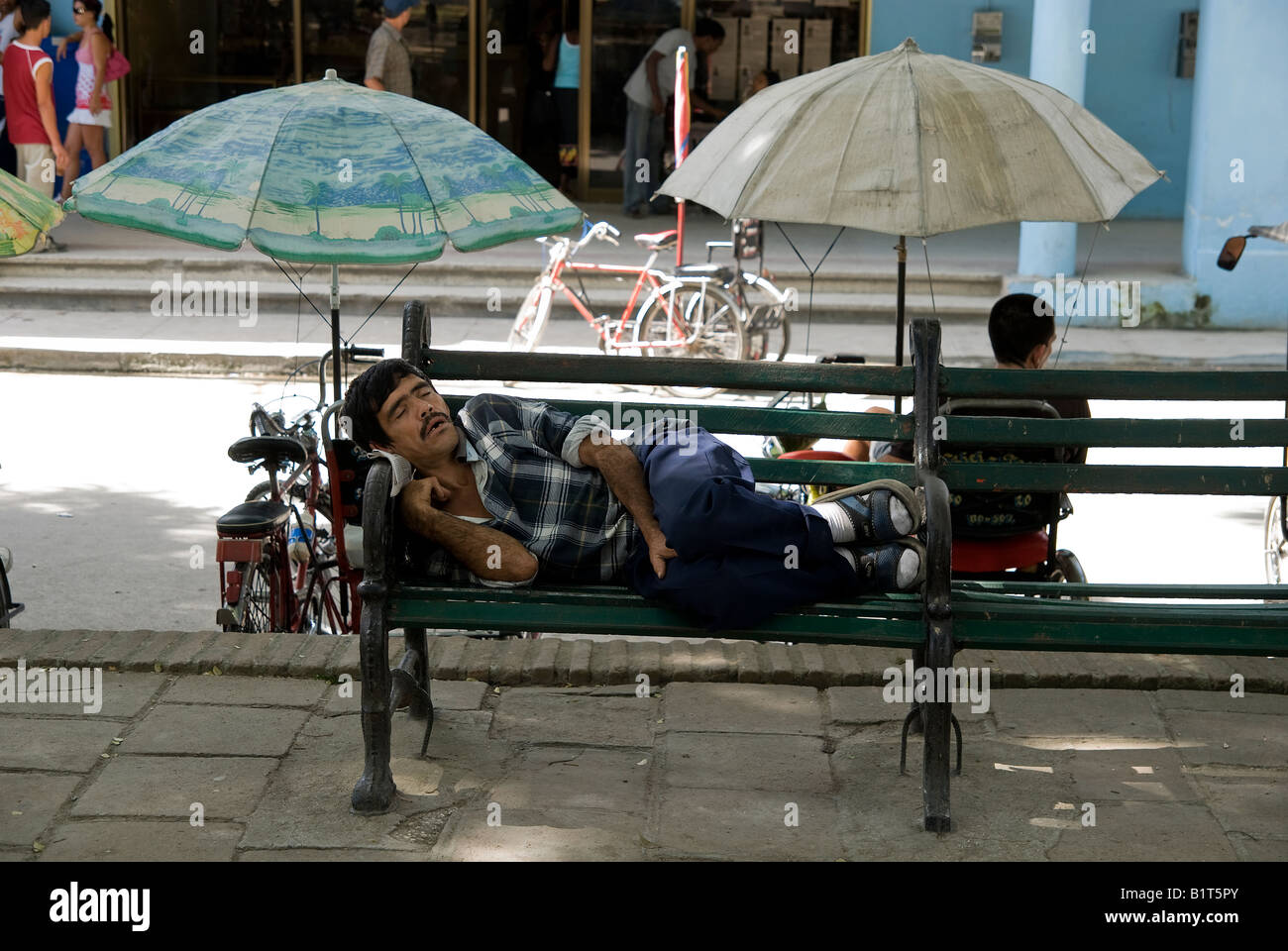 Old bench cuba hi-res stock photography and images - Alamy