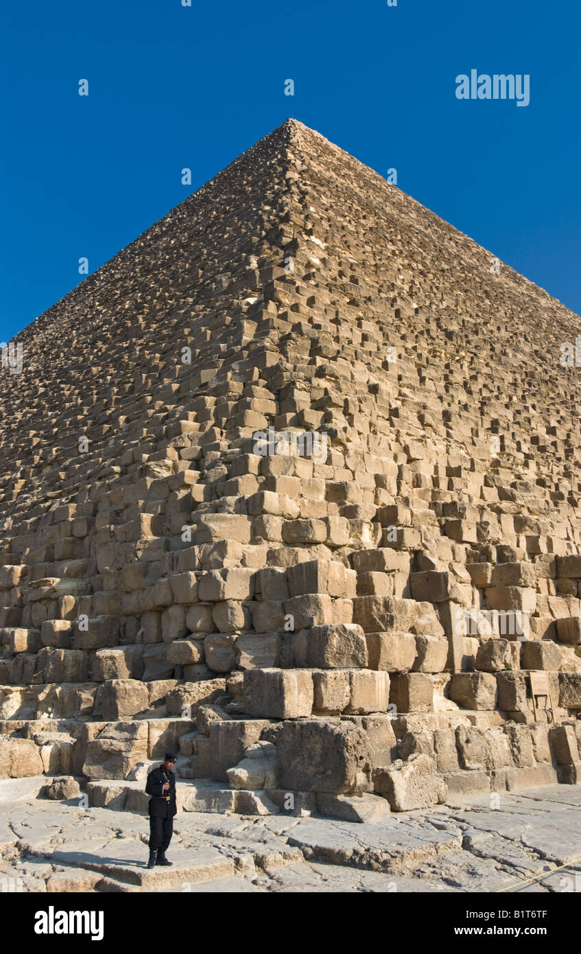 Guard at the great pyramids hi-res stock photography and images - Alamy