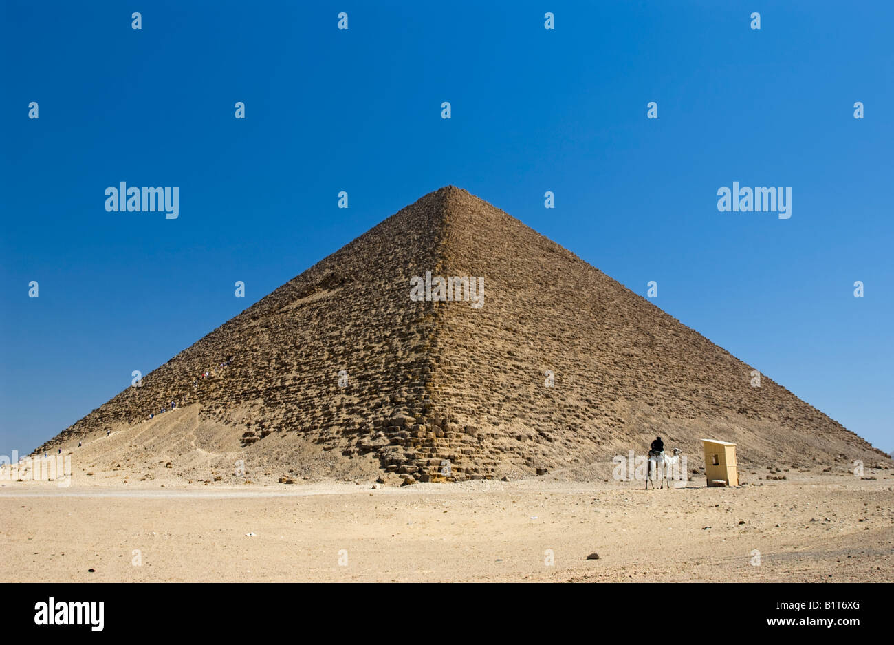 The Red Pyramid of Sneferu at Dashur, Egypt Stock Photo - Alamy The Red Pyramid of Sneferu at Dashur, Egypt Stock Photo - Alamy