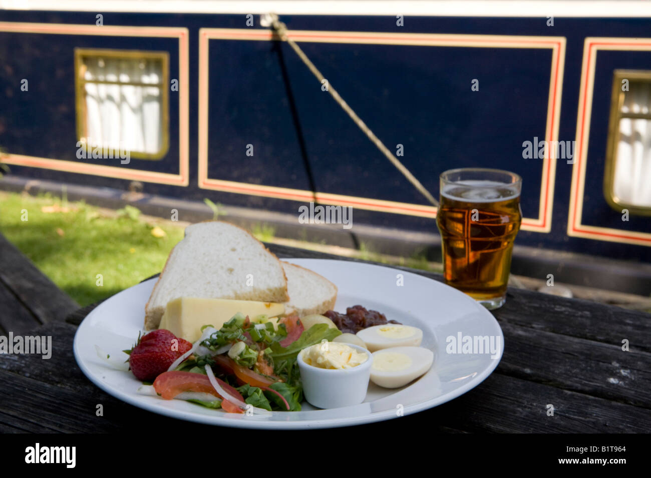 Ploughmans lunch ploughman's uk hi-res stock photography and images - Alamy