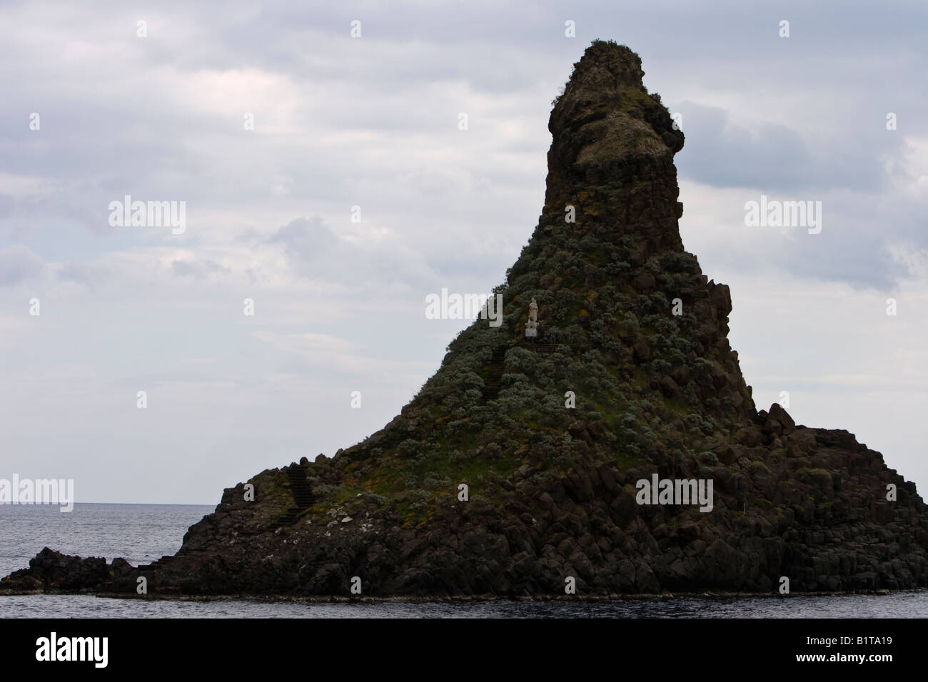 Isole dei ciclopi hi-res stock photography and images - Alamy