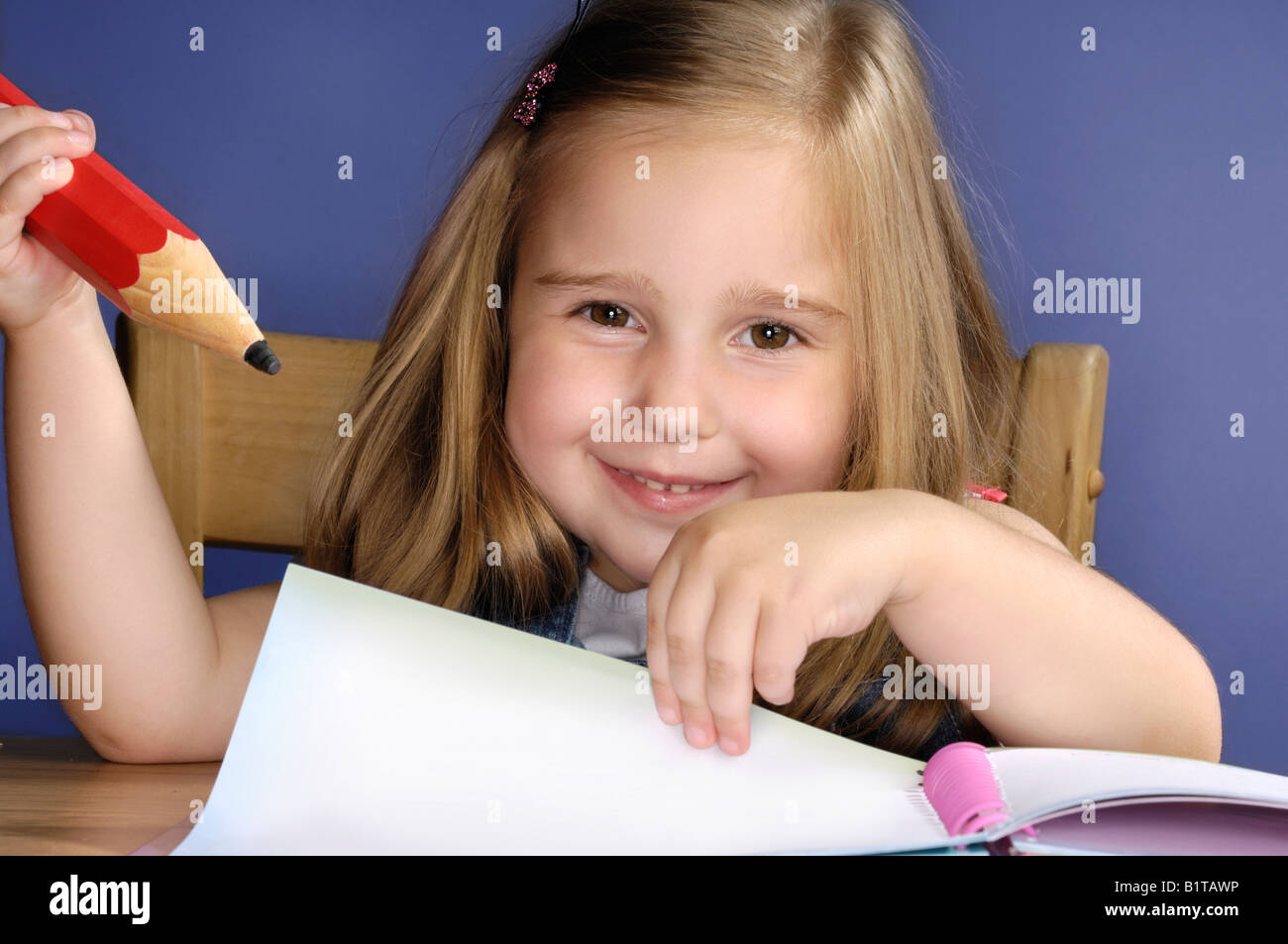 Smiling girl learning to draw Stock Photo - Alamy
