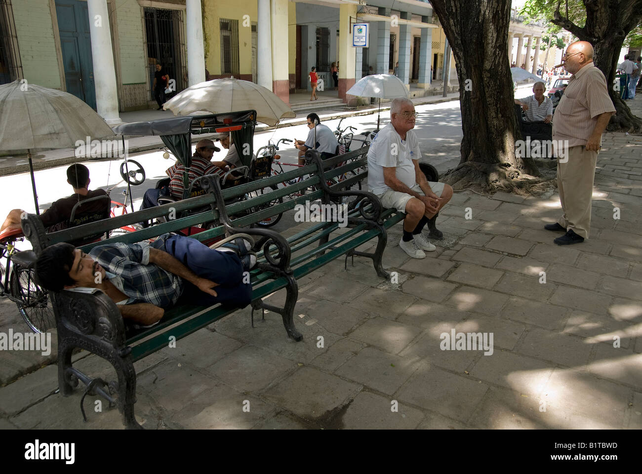 Old bench cuba hi-res stock photography and images - Alamy