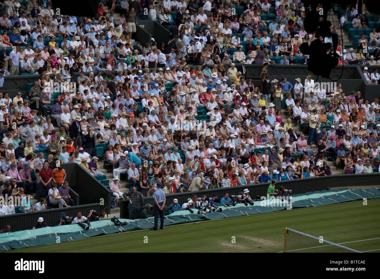 Centre Court Spectators at Wimbledon 2008 Stock Photo - Alamy