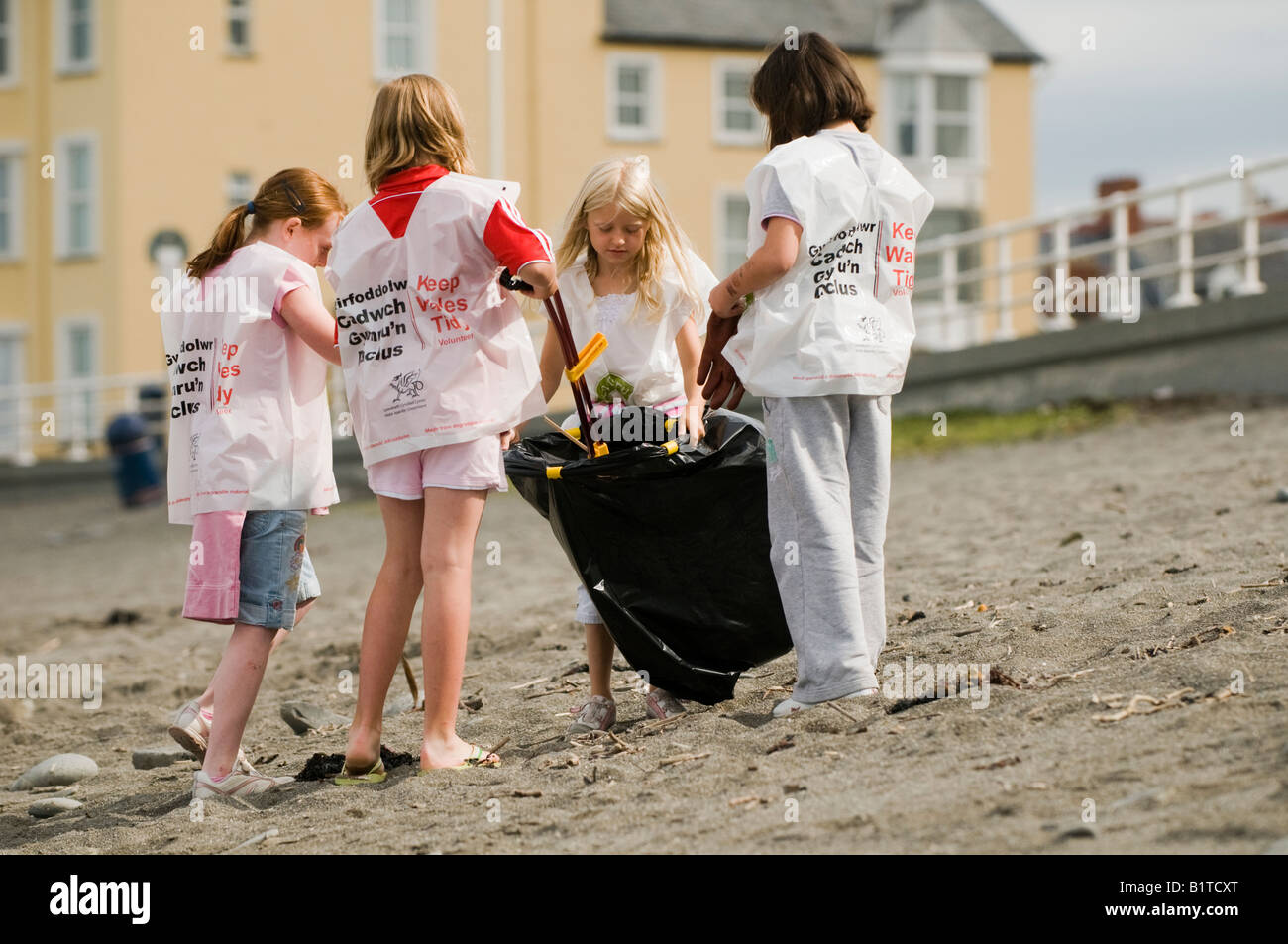 Children collecting litter hi-res stock photography and images - Alamy
