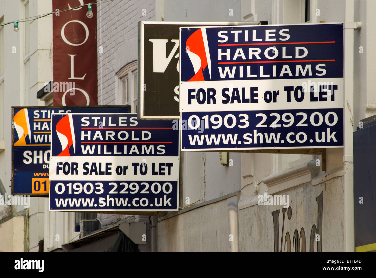 For Sale / Let - Shop/Store Fronts Stock Photo - Alamy