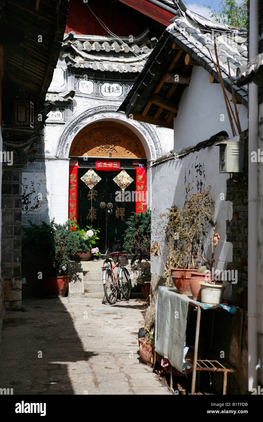 Typical alleyway in the old town, Lijiang, Yunnan, China Stock Photo ...