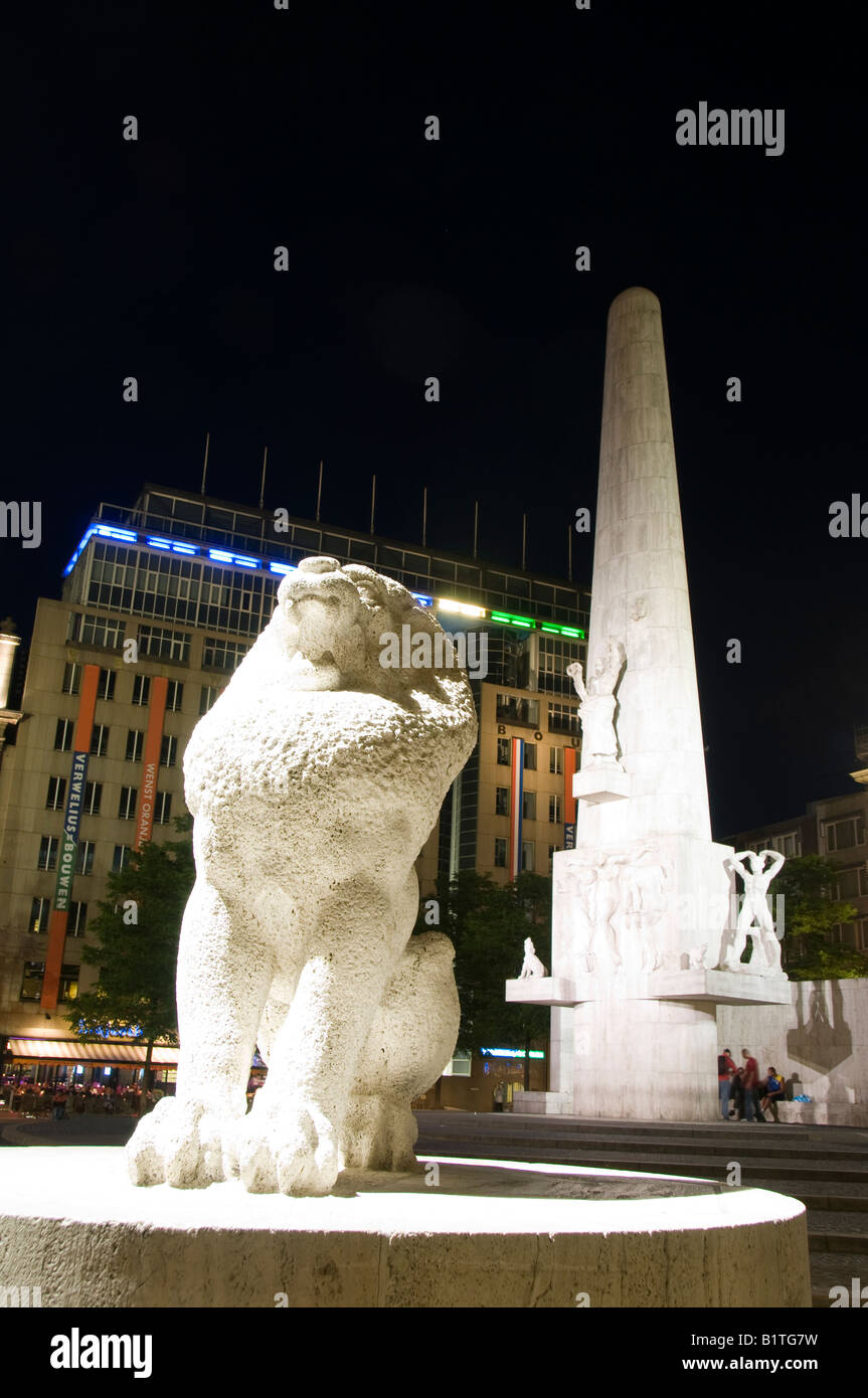 national monument at night dam square amsterdam Stock Photo - Alamy