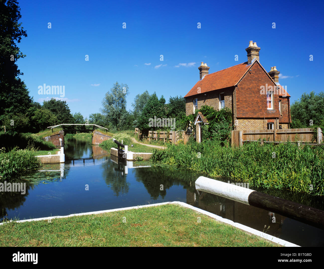 Lock on wey navigation canal hi-res stock photography and images - Alamy