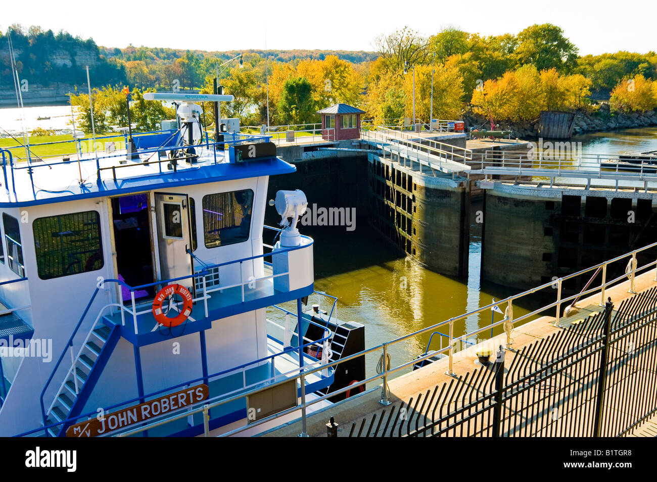 Lock Gate Opening / Illinois River & Waterway shipping locks at Starved ...