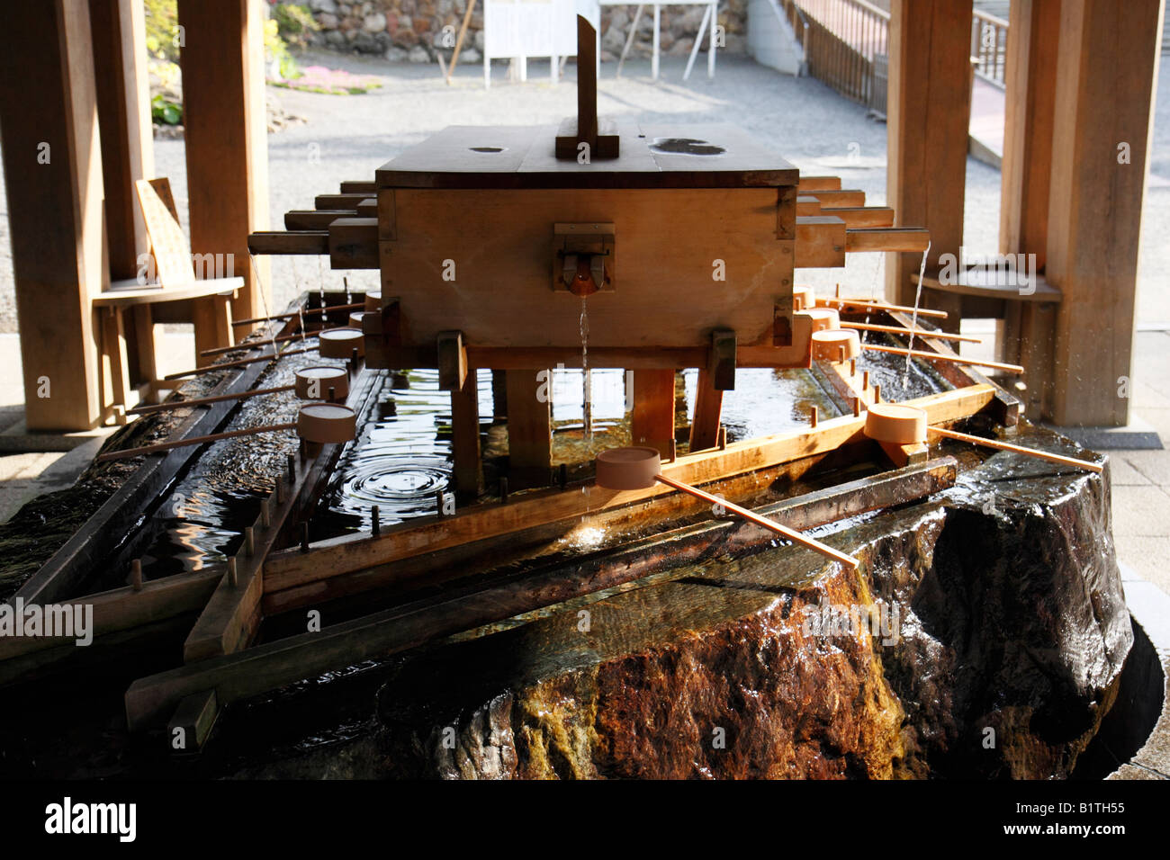 Temizuya - Water-filled basins used by Shinto worshipers for ceremonial ...
