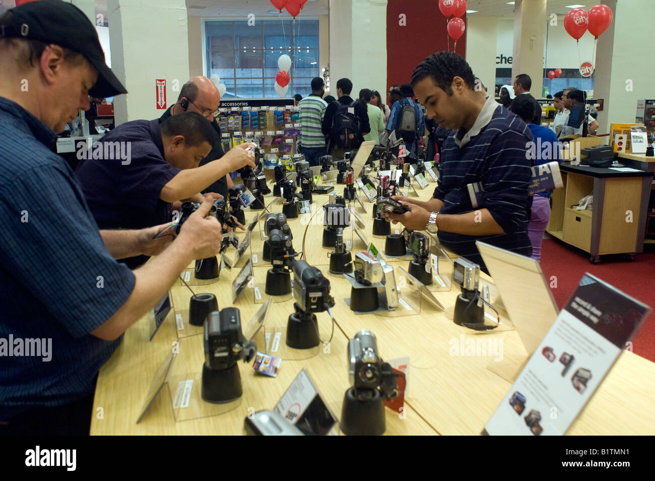 Customers in a new Circuit City electronics store in New York browse ...