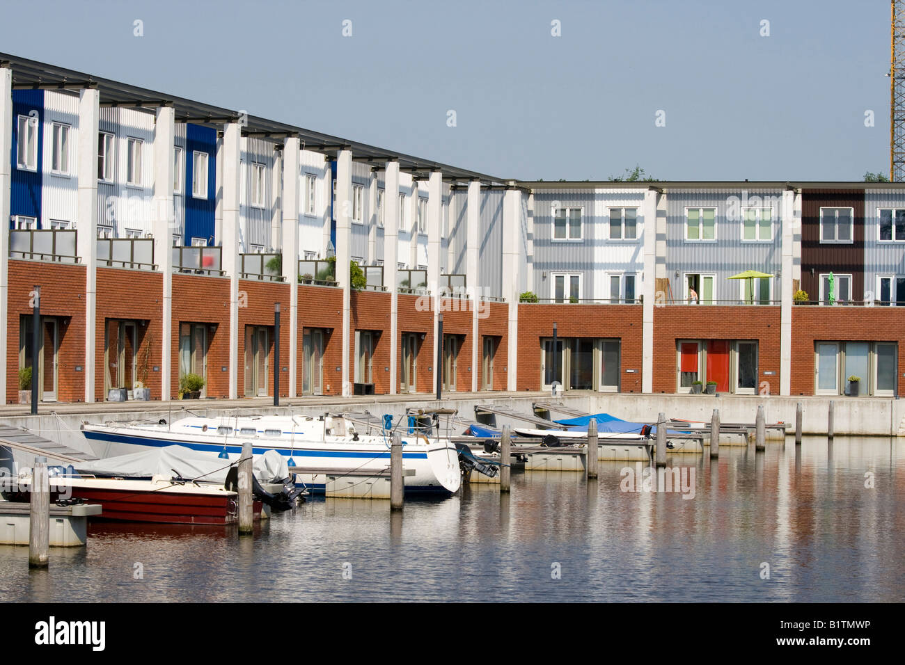 Modern water front houses hi-res stock photography and images - Alamy