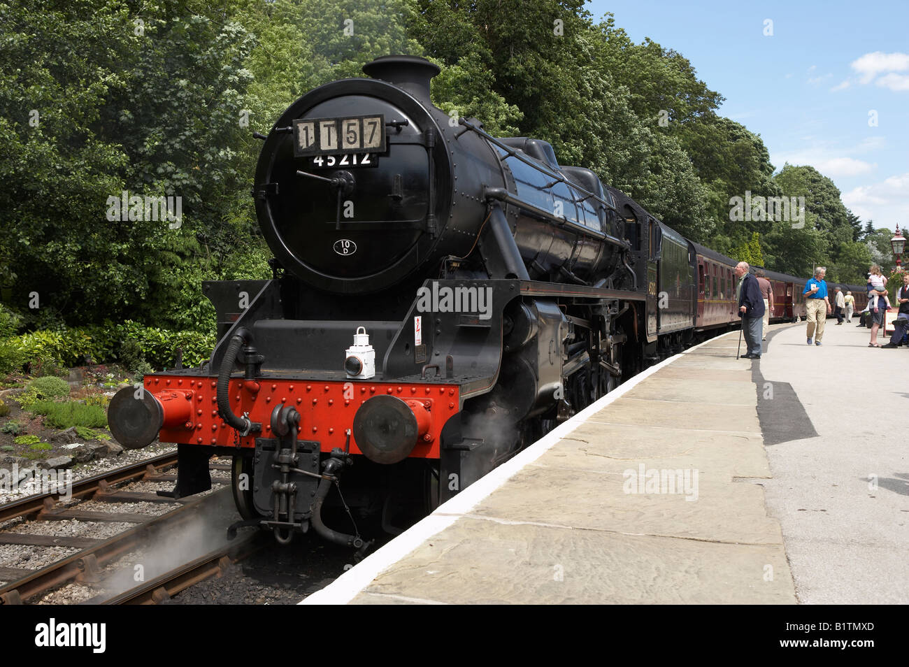OXENHOPE STATION KEIGHLEY AND WORTH VALLEY STEAM RAILWAY SUMMER ...