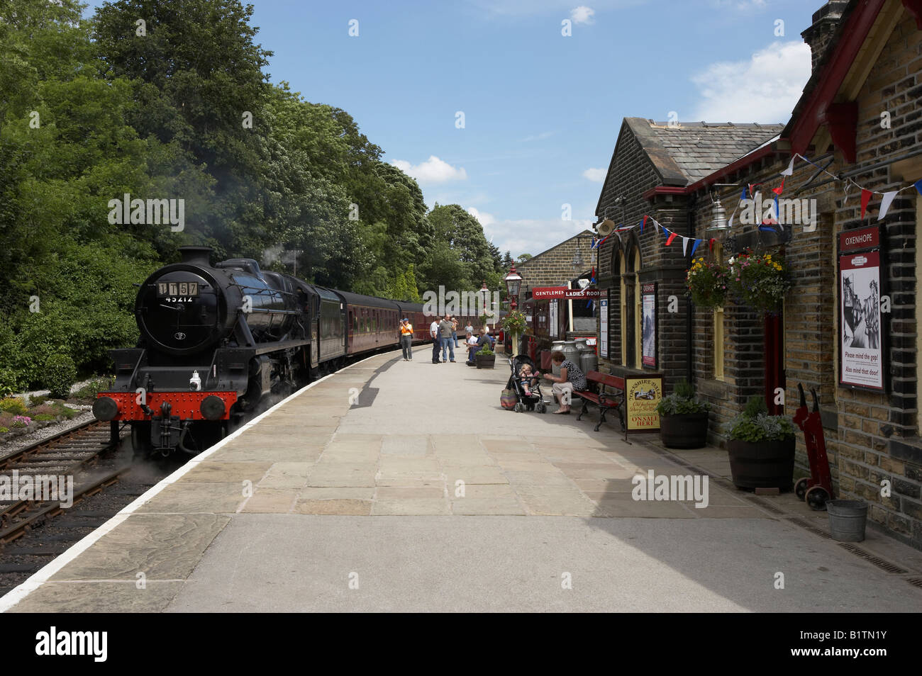 OXENHOPE STATION KEIGHLEY AND WORTH VALLEY STEAM RAILWAY SUMMER ...
