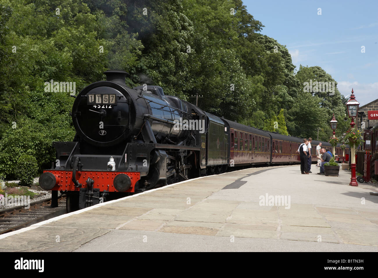 OXENHOPE STATION KEIGHLEY AND WORTH VALLEY STEAM RAILWAY SUMMER ...