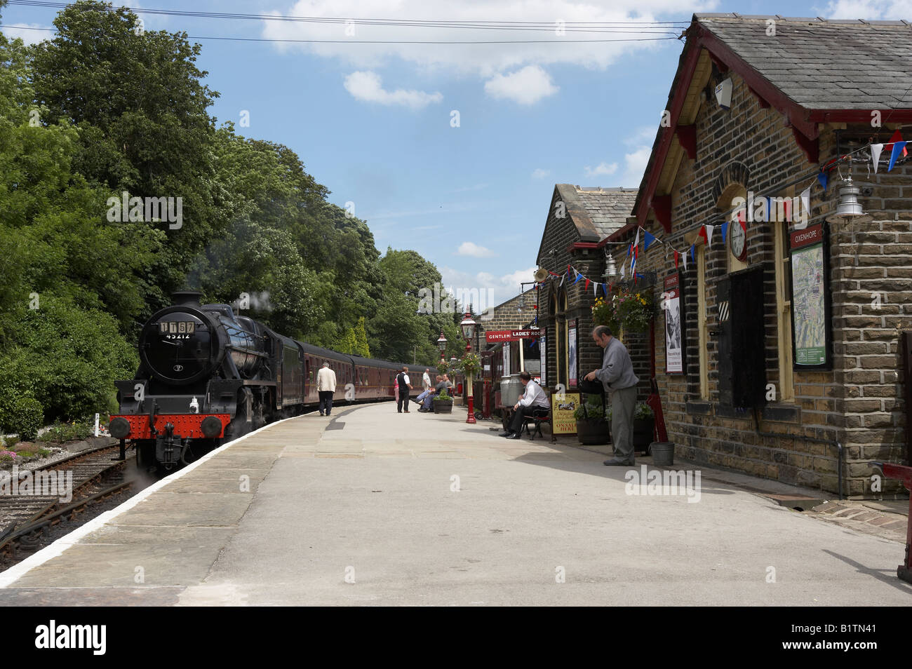 OXENHOPE STATION KEIGHLEY AND WORTH VALLEY STEAM RAILWAY SUMMER ...