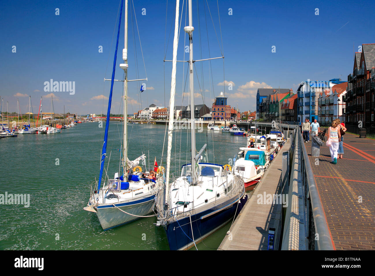 Sunny days sailing boating uk hi-res stock photography and images - Alamy