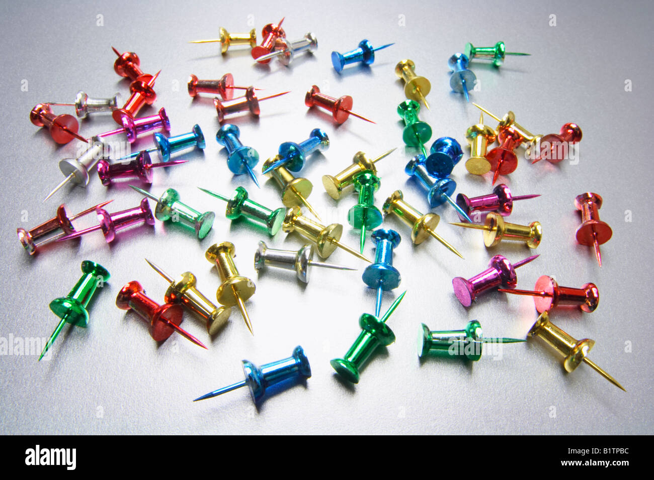 Coloured drawing pins hi-res stock photography and images - Alamy
