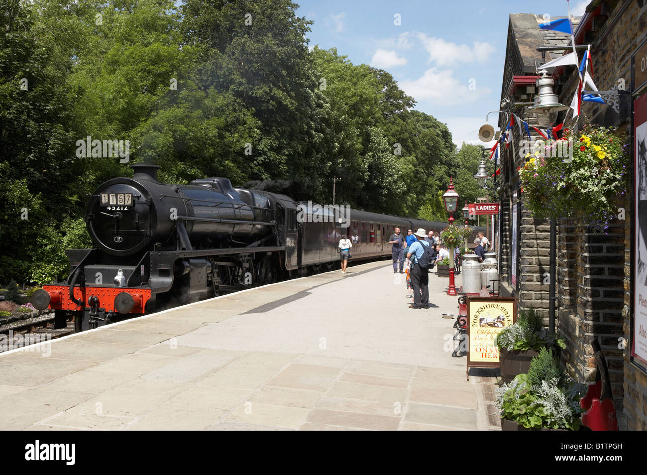 OXENHOPE STATION KEIGHLEY AND WORTH VALLEY STEAM RAILWAY SUMMER ...