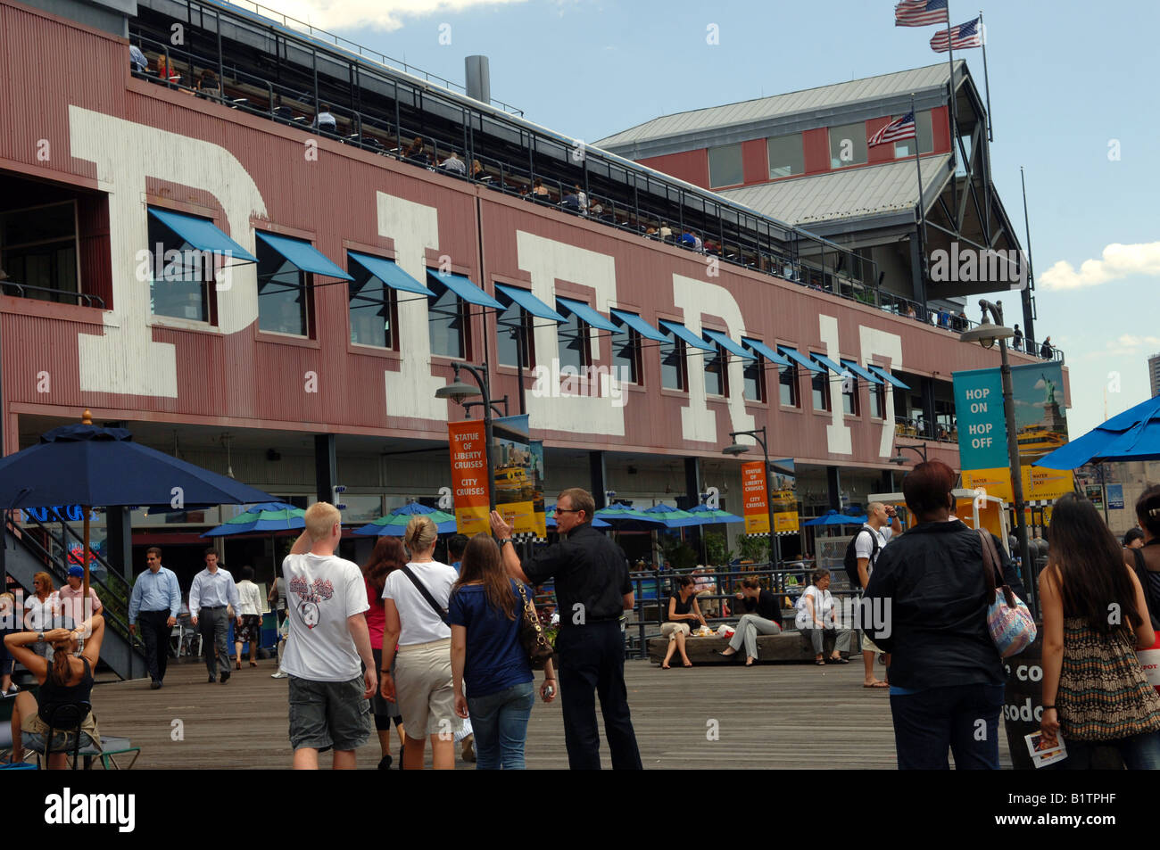 Pier 17 new york city hi-res stock photography and images - Alamy