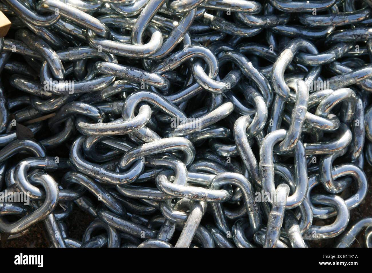 Many links symmetry hi-res stock photography and images - Alamy